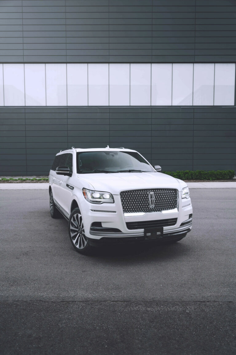 Lincoln Navigator: Traction and Stability Control on the Road